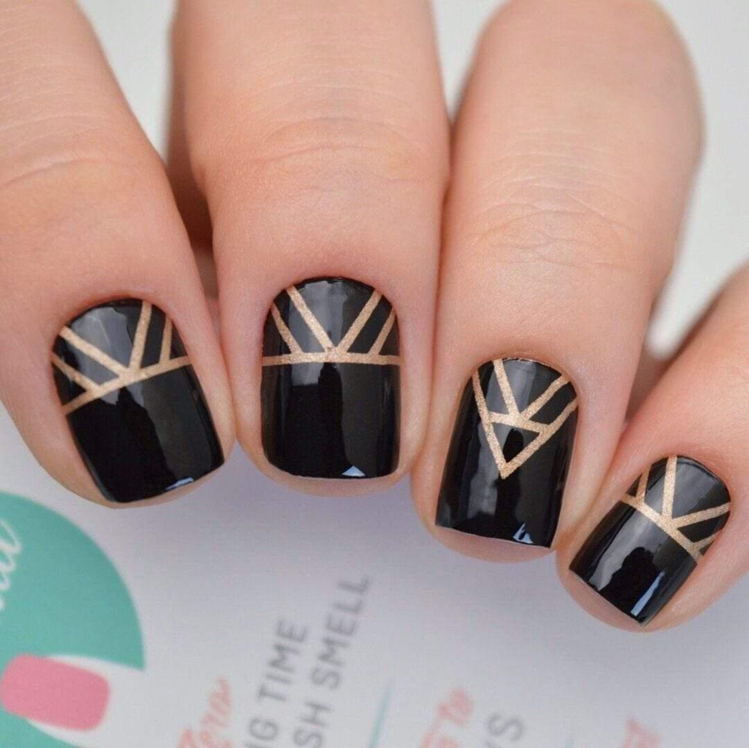 Pearly Dark Nails | Personail